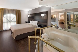 Suite Presidencial, 1 cama king-size e sofá-cama, não fumadores | Secretária, secretária adequada para computadores portáteis 