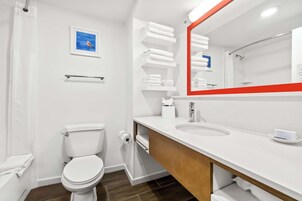 Quarto Duplo com Duas Camas Não Fumadores | Casa de banho | Uma combinação polibã/banheira, artigos de higiene pessoal grátis 