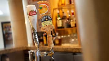 Uma torneira com duas torneiras de cerveja, uma com a inscrição "Stella Artois" e outra com a inscrição "Rock Top Belgian White".