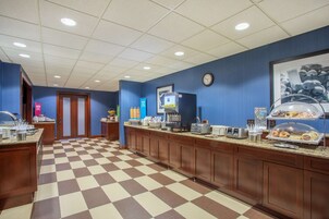 Café da manhã para viagem grátis todos os dias