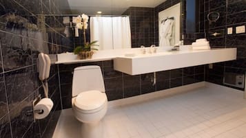 Quarto luxo | Banheiro | Chuveiro/banheira combinados, produtos de toalete grátis