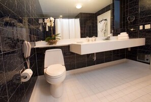 Quarto luxo | Banheiro | Chuveiro/banheira combinados, produtos de toalete grátis