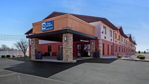 Um Best Western U.S. Inn com design moderno, apresentando uma entrada coberta e um estacionamento.