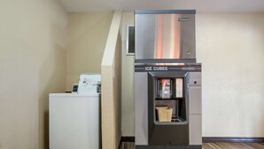 Uma cozinha compacta com geladeira e dispensador de gelo.