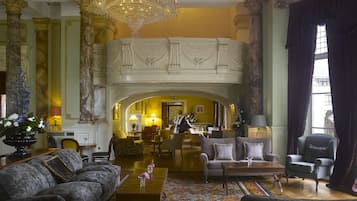 Serve almoços, jantares e brunches