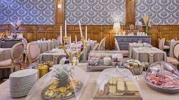 Pequeno-almoço tipo buffet diário (15 EUR por pessoa)