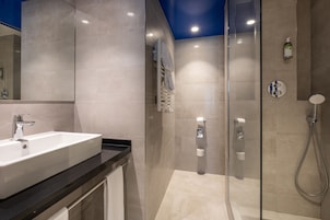 Quarto Júnior | Casa de banho | Um secador de cabelo, toalhas fornecidas, sabão, champô