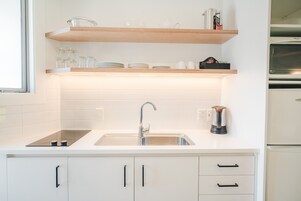 Quarto clássico, 1 quarto | Cozinha privada | Frigobar, micro-ondas, cafeteira/chaleira, chaleira elétrica