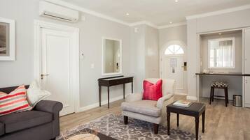 Suíte, 1 quarto | Área de estar | TV de tela plana, DVD player