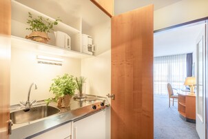 Roupas de cama antialérgicas, cofres nos quartos, escrivaninha