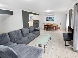 Apartamento Standard, 3 quartos, não fumadores, cozinha (3 BEDROOM UNIT) | Sala de estar | TV de ecrã plano 