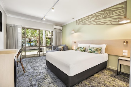 Studio Queen | SecretƔria, ferro/tƔbua de engomar, roupa de cama fornecida