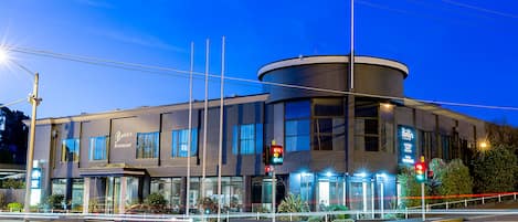 Fachada do alojamento (tarde/noite)