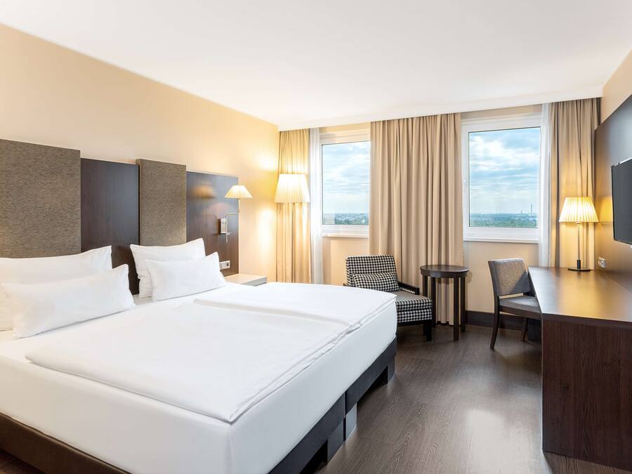 Roupas de cama antialérgicas, camas com colchões pillow-top, frigobar