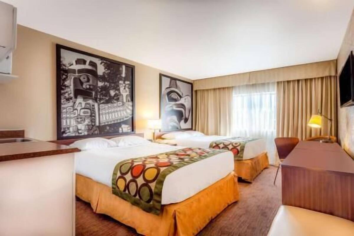 Escrivaninha, cortinas blackout, ferros/tábuas de passar roupa