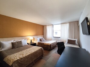 Quarto Triplo Superior | Cofre no quarto, secretária 