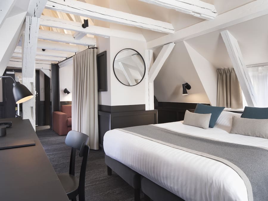 Suíte, 1 cama King | Roupas de cama premium, frigobar, cofres nos quartos