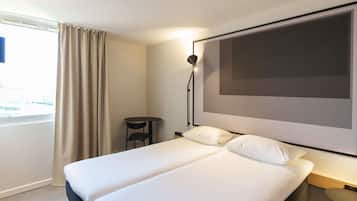 Quarto standard, 2 camas de solteiro | Cofres nos quartos, escrivaninha, quartos à prova de som