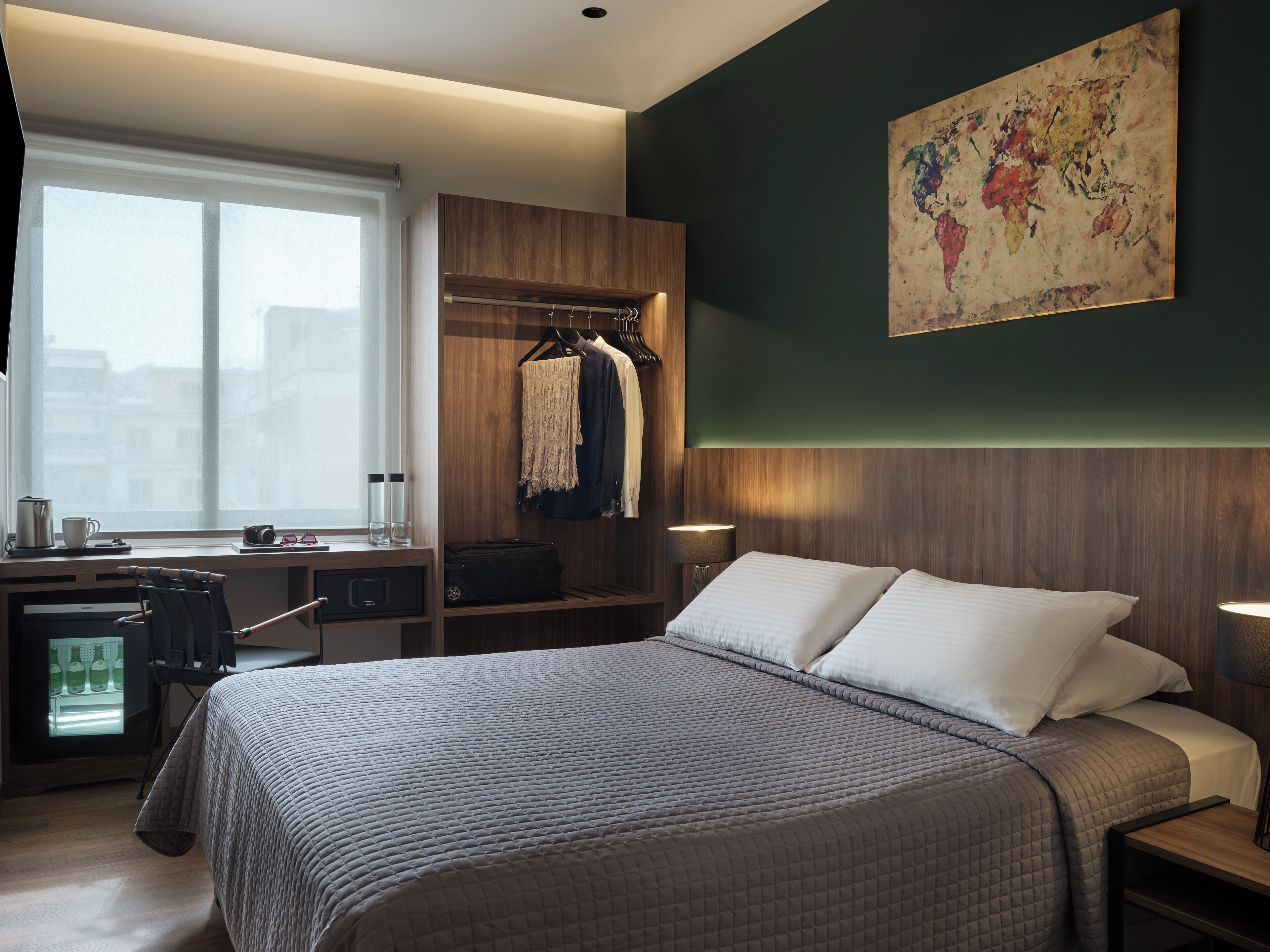 Quarto Comfort | Cofre no quarto, secretária, cortinas/cortinados opacos 