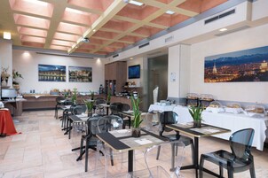 Pequeno-almoço continental diário (14 EUR por pessoa) 