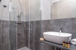 Quarto casal ou duplo superior | Banheiro | Banheira de imersão, chuveiro com efeito de chuva