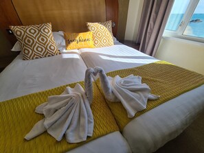 Quarto Twin, casa de banho anexa, vista para o mar (with Direct Sea View )