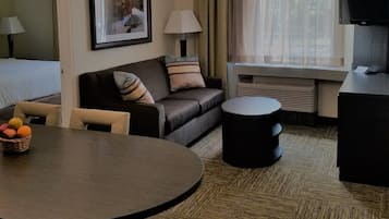 Suíte, 2 quartos (2 King bed & 1 sofa bed) | 1 quarto, roupas de cama premium, cofres nos quartos, escrivaninha