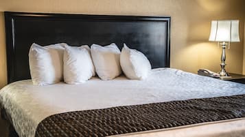 Quarto, banheira de hidromassagem | Camas com colchões pillow-top, ferros/tábuas de passar roupa