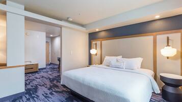 Secretária, cortinas/cortinados opacos, ferro/tábua de engomar