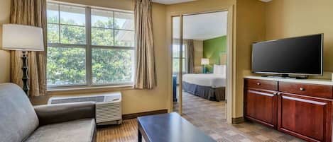 Suite, 1 cama king-size e sofá-cama, não fumadores | Secretária, cortinas/cortinados opacos, ferro/tábua de engomar