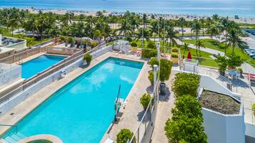 Piscina exterior, da(s) 7:00 à(s) 19:00, guarda-sóis, espreguiçadeiras