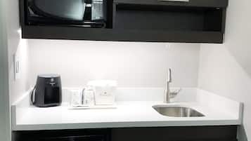 Geladeira, micro-ondas, cafeteira/chaleira
