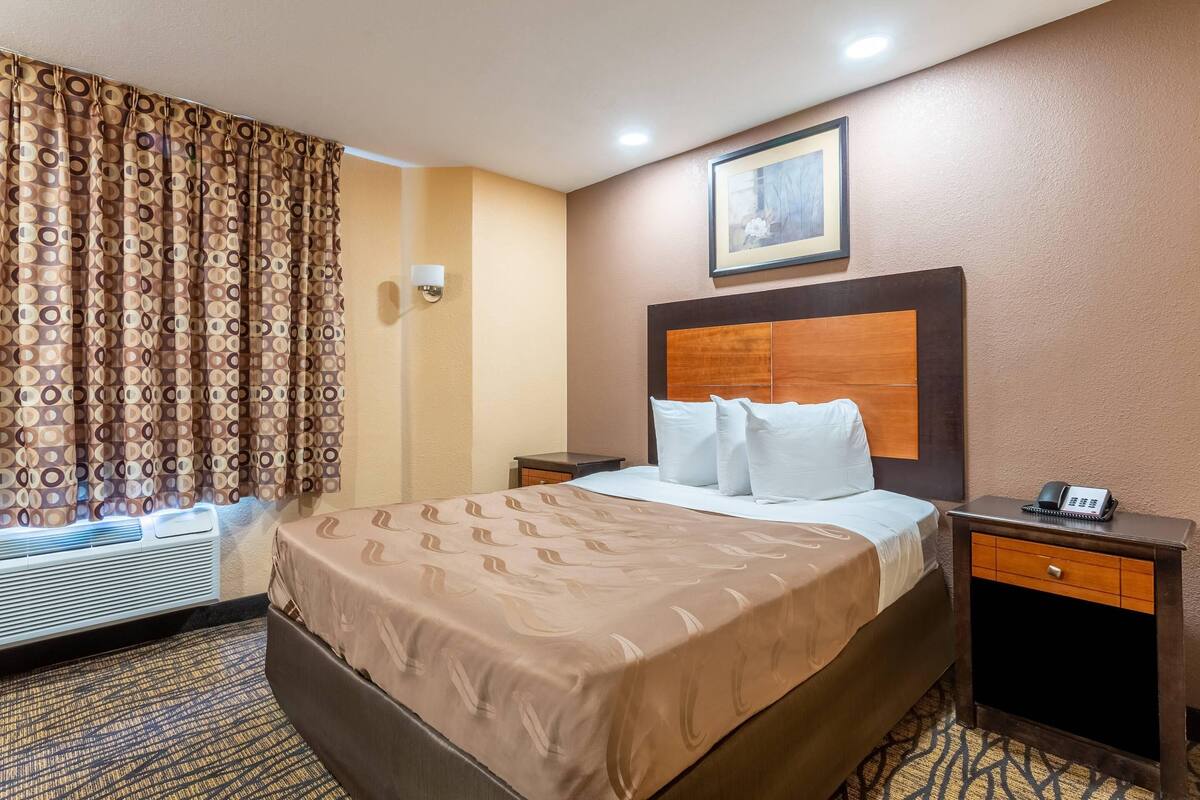 Quarto, 1 cama queen-size, acessível, não fumadores | Secretária, ferro/tábua de engomar, berços/camas para crianças