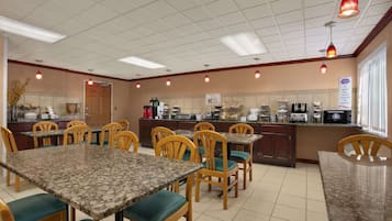 Café da manhã completo grátis todos os dias