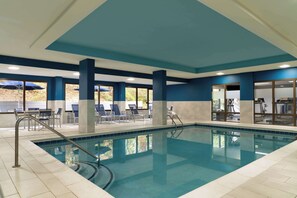 Piscina interior, piscina exterior, espreguiçadeiras 