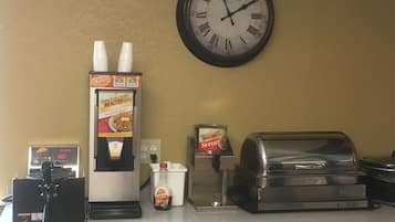 Café da manhã completo grátis todos os dias