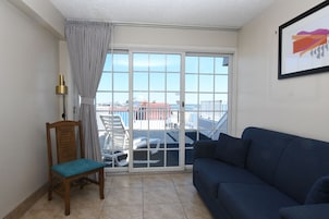 Quarto Standard, 1 cama king-size e sofá-cama, vista parcial para o oceano | Com decoração personalizada, com mobília individualizada, secretária