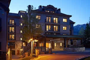 Fachada do alojamento (tarde/noite)