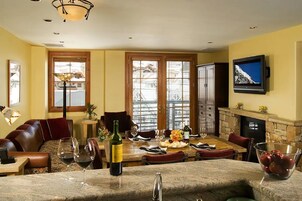 Quarto Superior, 1 cama queen-size, vista para a montanha (One Bedroom Condominium) | Sala de estar | Televisor LCD, leitor de DVD, base para iPod 