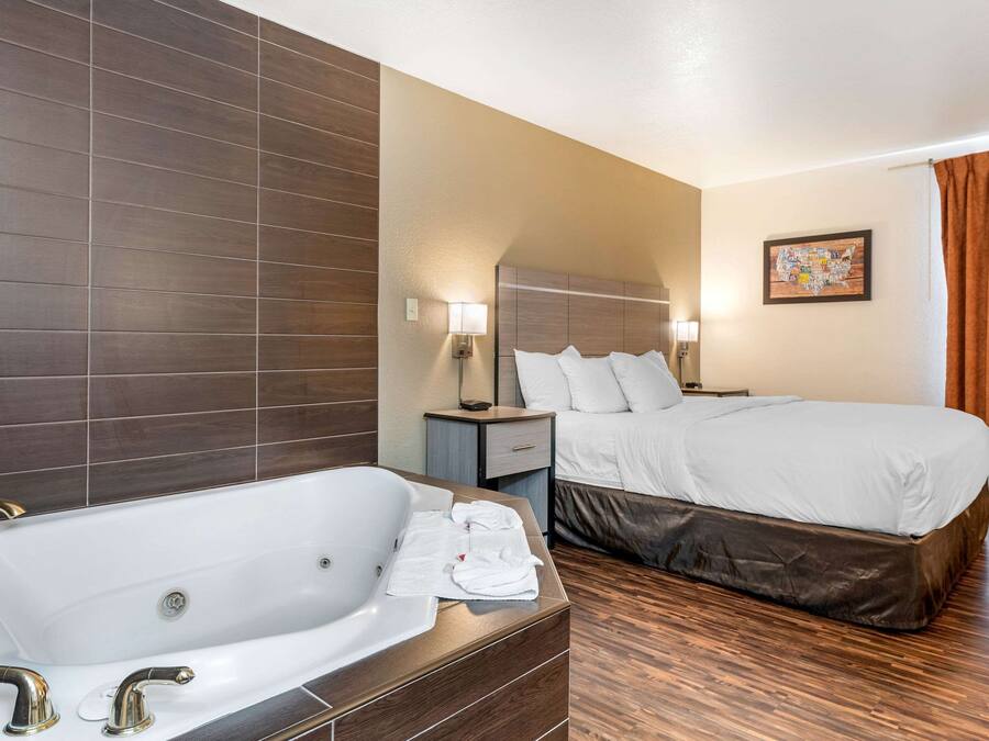 Escrivaninha, ferros/tábuas de passar roupa, berços grátis