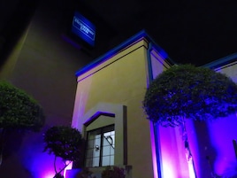 Fachada da propriedade à noite