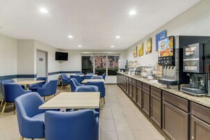 Café da manhã com buffet grátis todos os dias