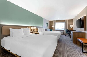 Suíte, para não fumantes (2 Queen Beds with Sofa Bed) | Roupas de cama premium, escrivaninha, espaço de trabalho para notebook