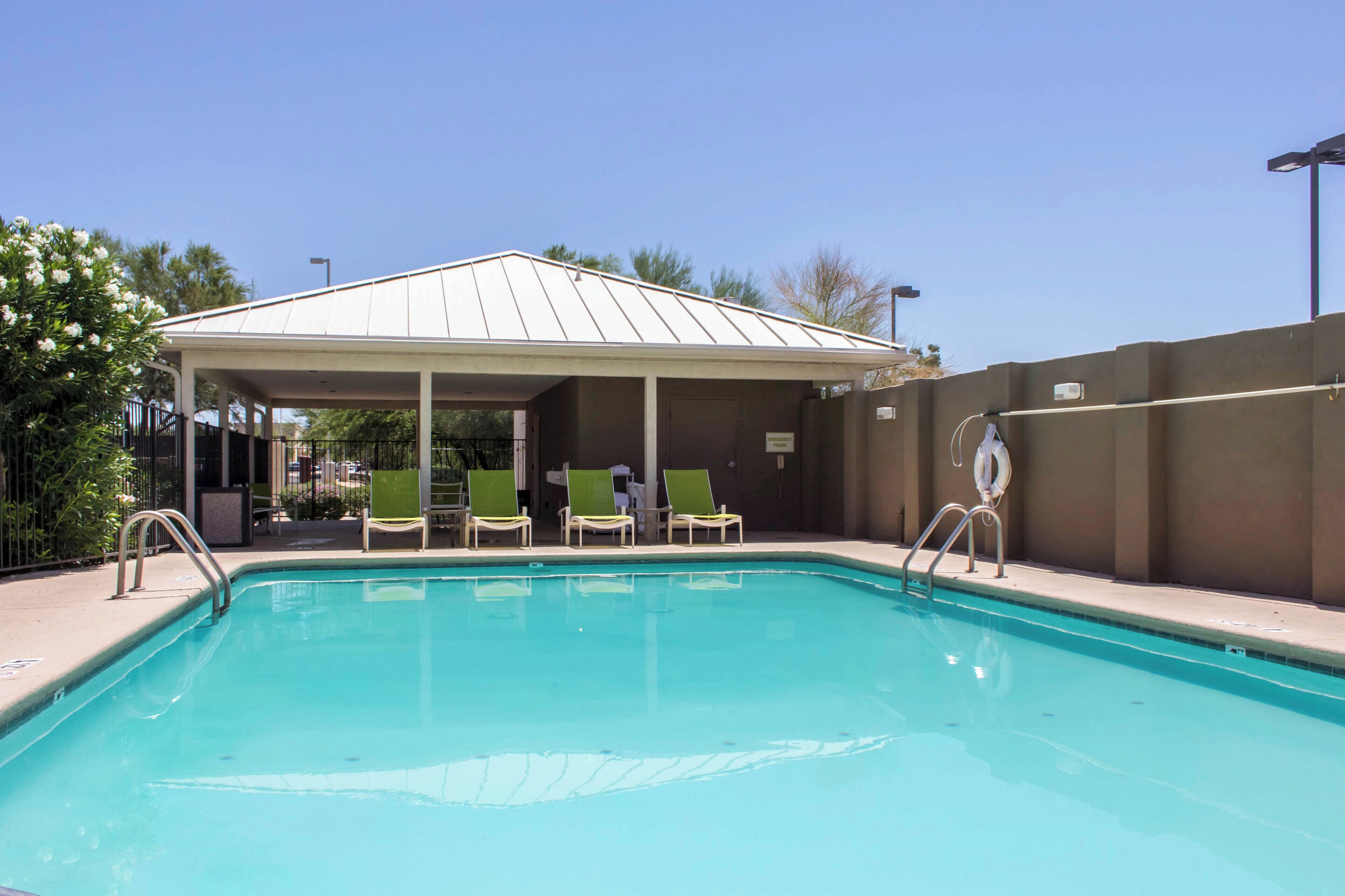 Piscina com área coberta e espreguiçadeiras.