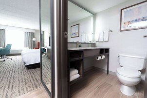 Uma combinação polibã/banheira, artigos de higiene pessoal grátis 