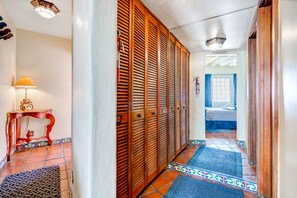 Quarto, 1 cama Queen, varanda (Pet Friendly) | Escrivaninha, ferros/tábuas de passar roupa