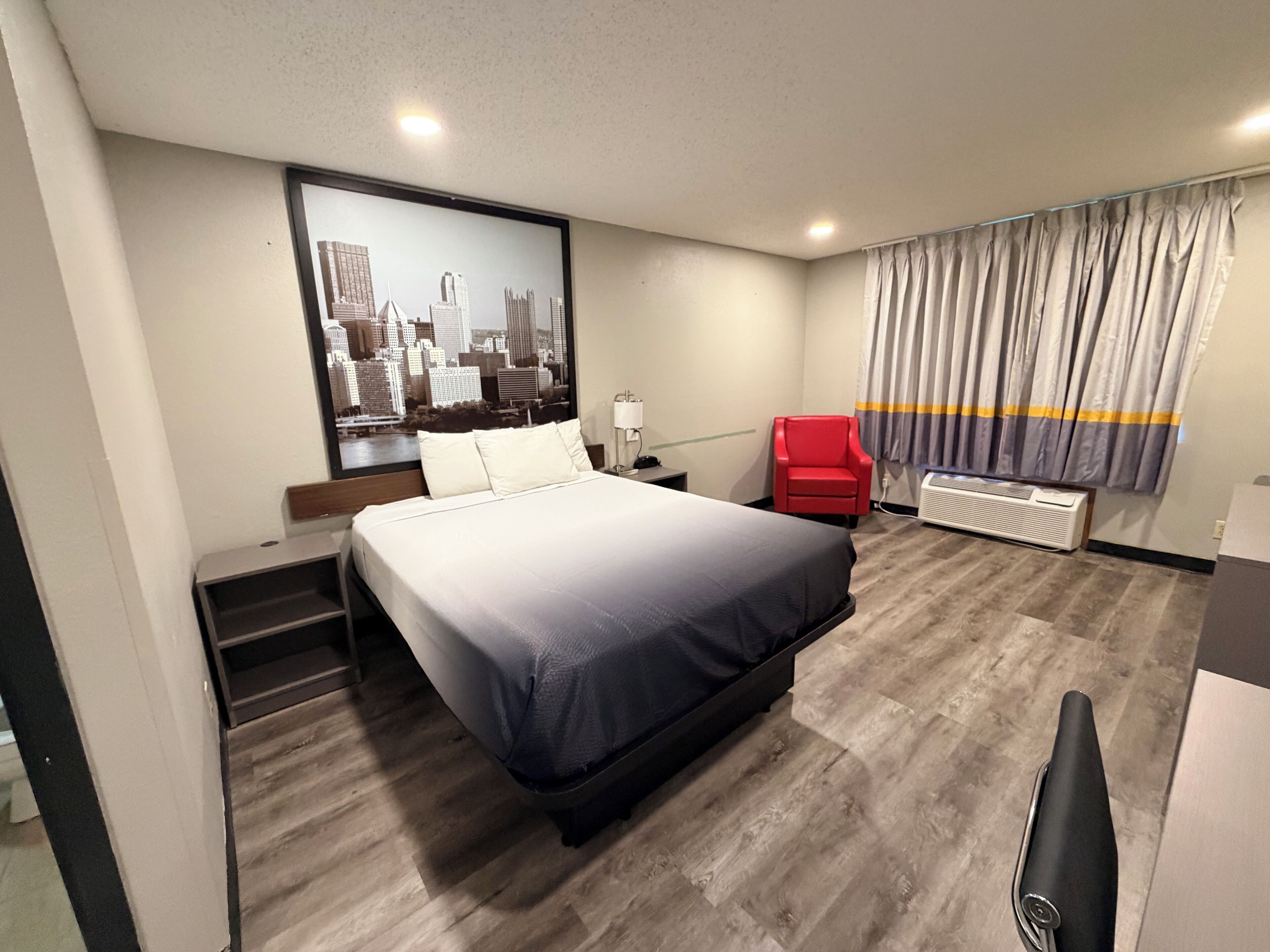 Quarto Standard, 1 cama queen-size | Secretária, secretária adequada para computadores portáteis 