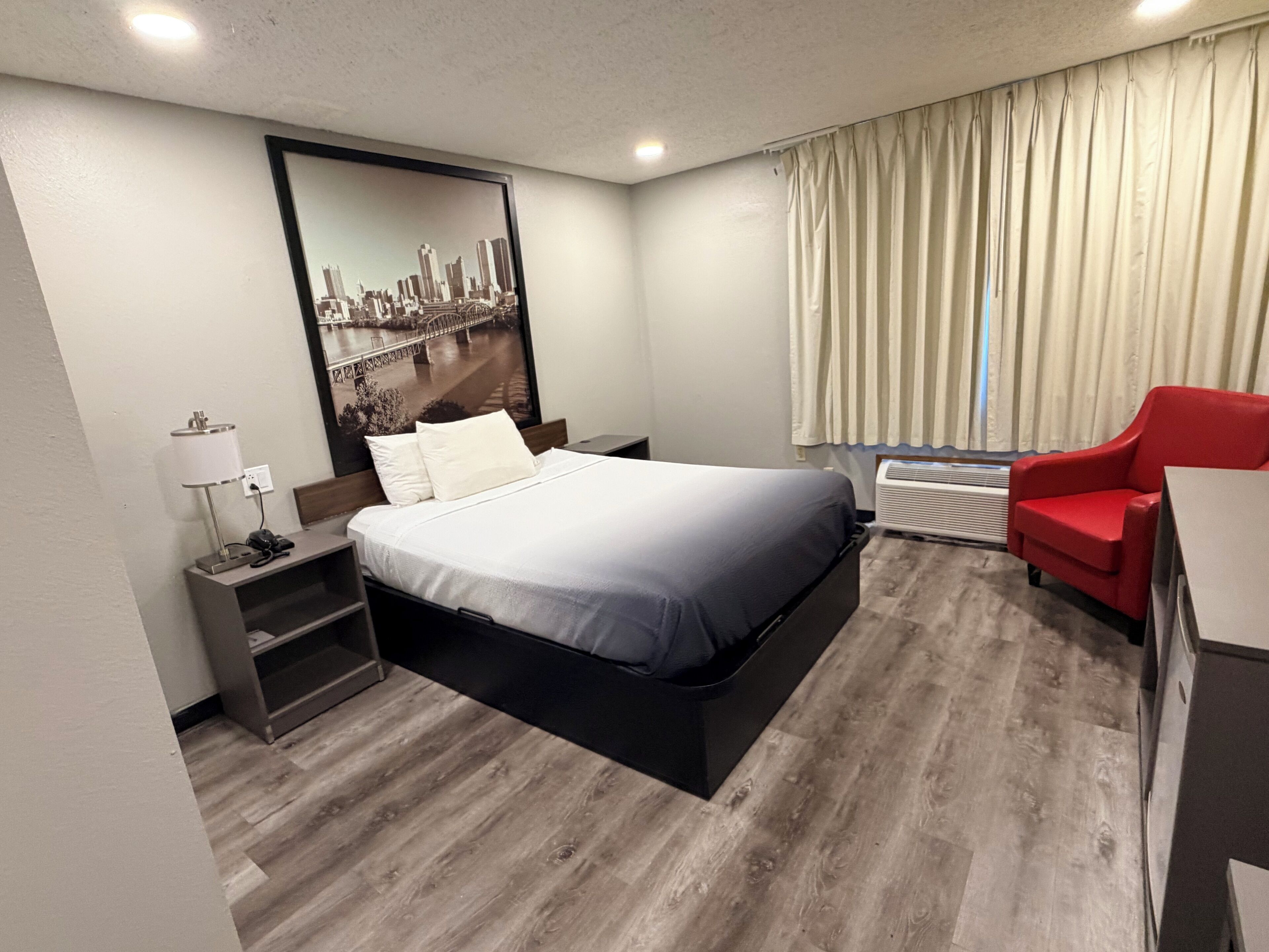 Quarto Standard, 1 cama queen-size, acessível | Secretária, secretária adequada para computadores portáteis 