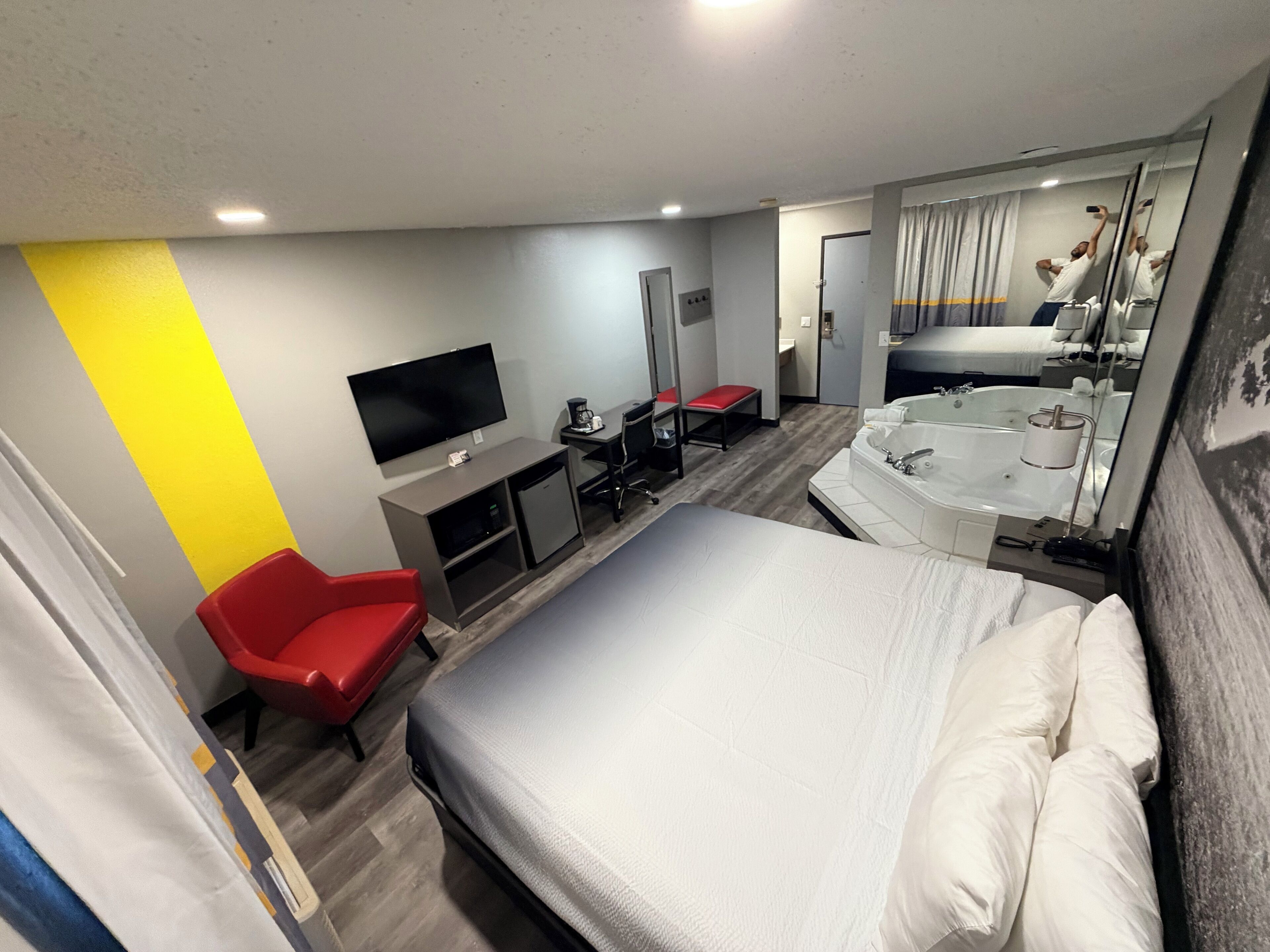 Suite, 1 cama king-size, banheira de hidromassagem grande | Secretária, secretária adequada para computadores portáteis 