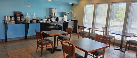 Café da manhã para viagem grátis todos os dias